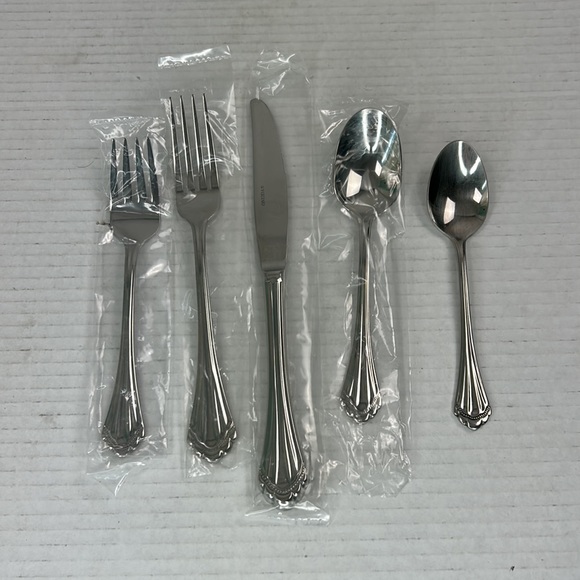 Oneida | Kitchen | New Oneida Marquette 88 Stainless Steel 5pc Place ...